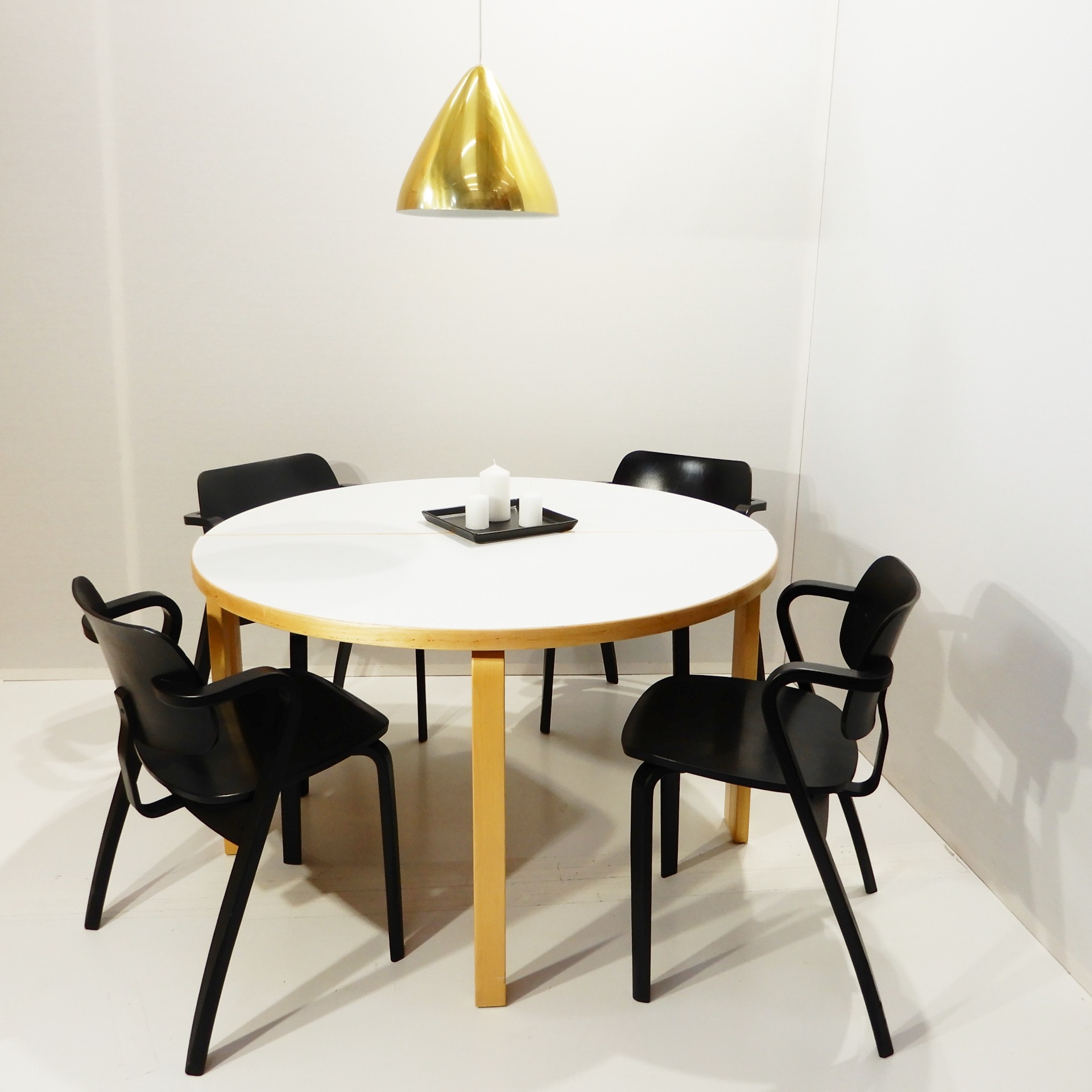 Artek 95 puolipyöreä pöytä, laminaatti/koivu